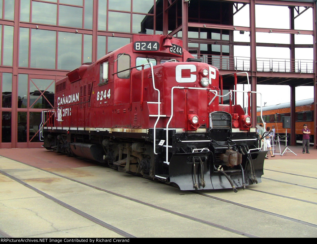 GP9u 8244
